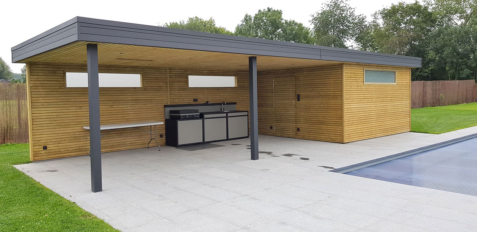 Constructions en bois sur mesure : pool-houses, abris de jardin, et garages